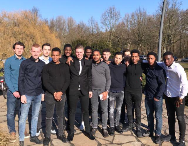 Vanuit de dugout met jeugdtrainer: Regilio Mac Donald | Vitesse Delft